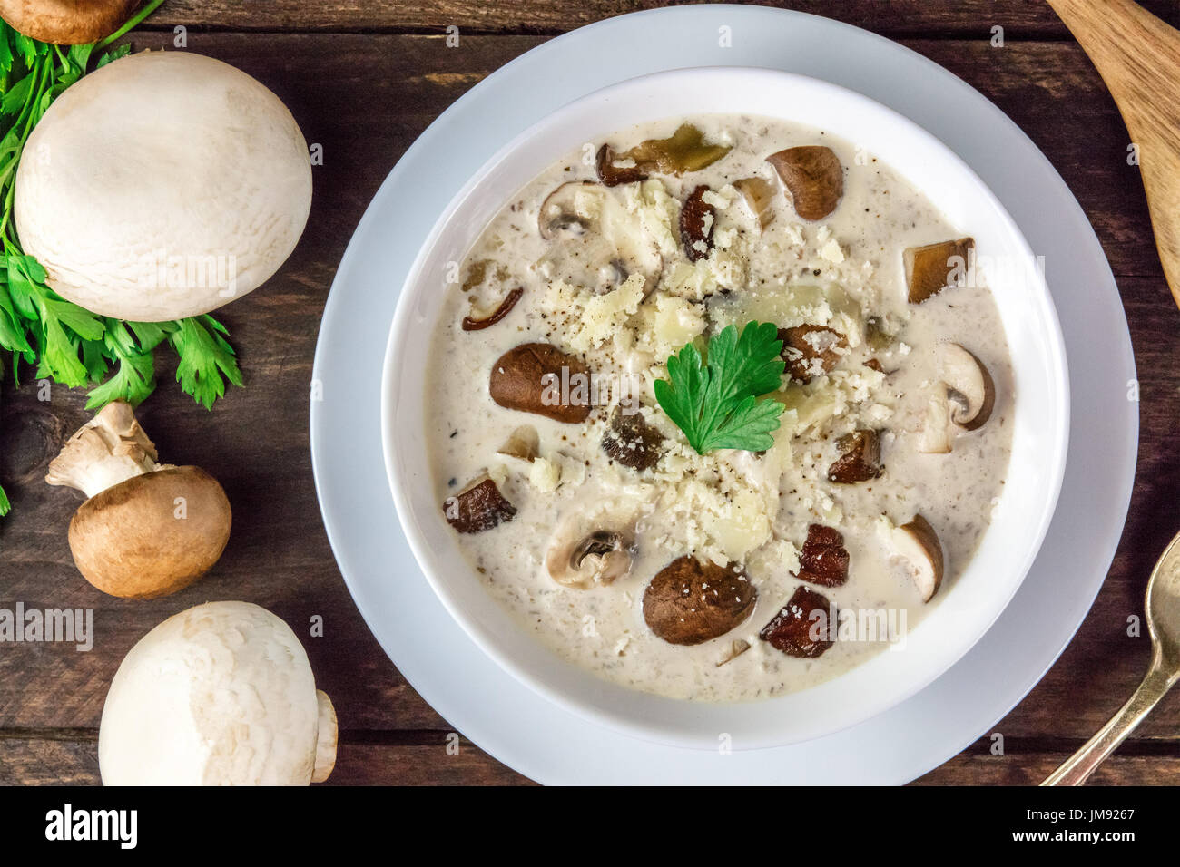 Eine obenliegende Foto einer Platte ein Pilz Creme Suppe mit ...