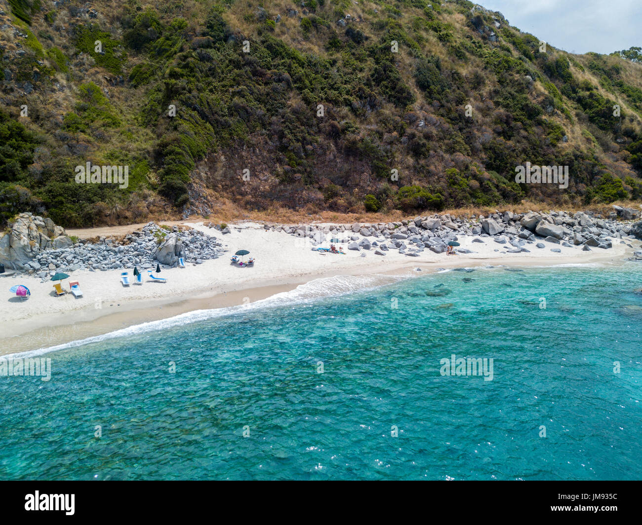 Paradies der u-Boot, Strand mit Felsvorsprung über dem Meer. Zambrone ...