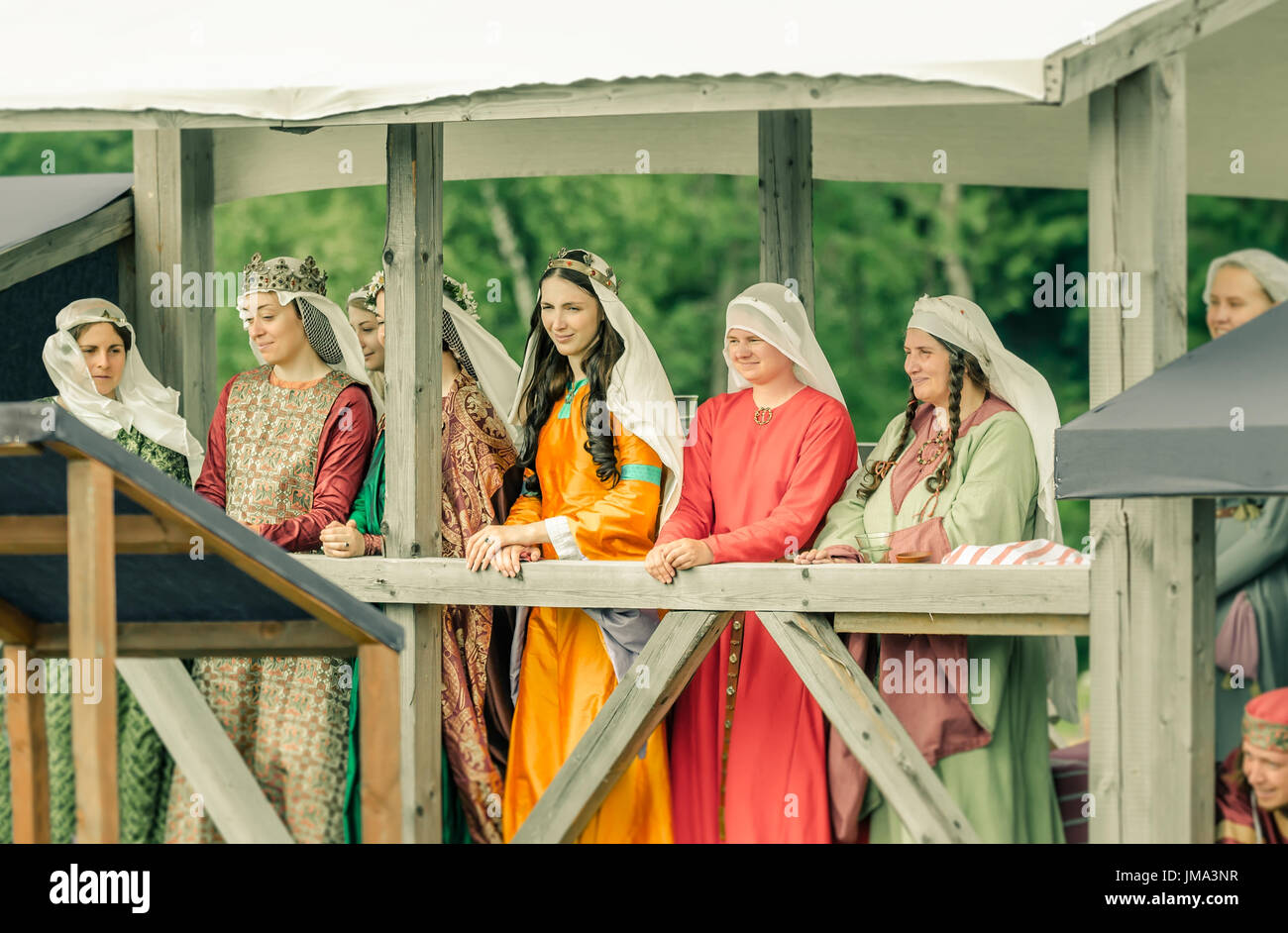 Ritter und dame im schloss -Fotos und -Bildmaterial in hoher Auflösung ...