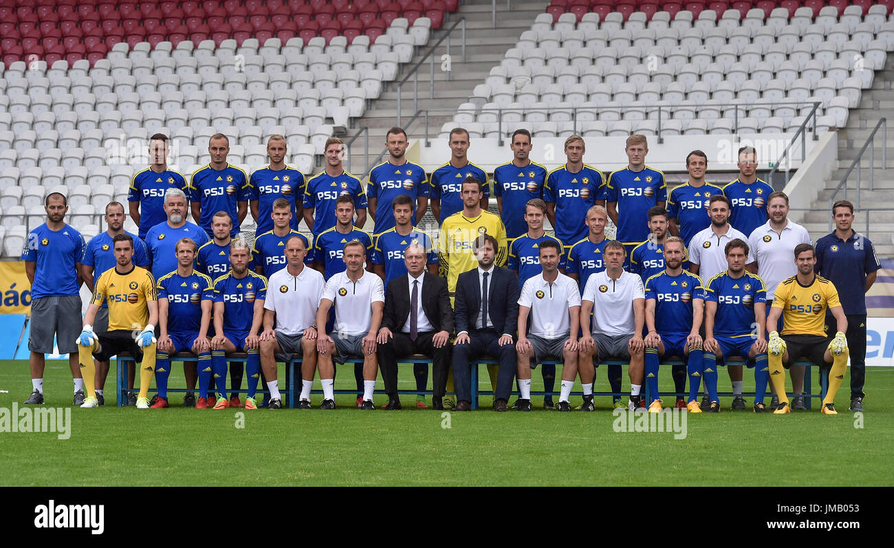 Team 1. FC Slovacko Pose für Familienfoto vor der Tschechischen Fußball ...