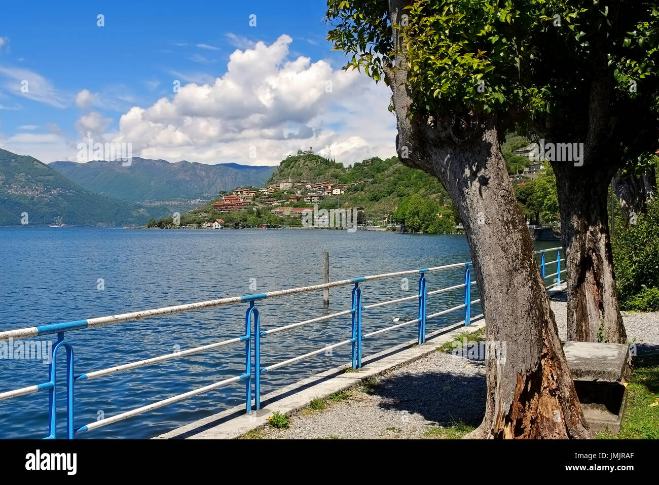 Stadt Marone am Iseo See in Alpen, Lombardei in Norditalien ...
