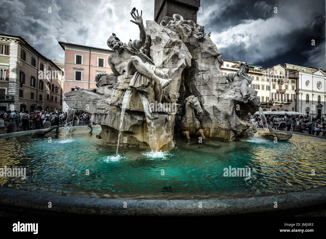Der Brunnen der vier Flüsse von Bernini auf der Piazza Navona in Rom ...