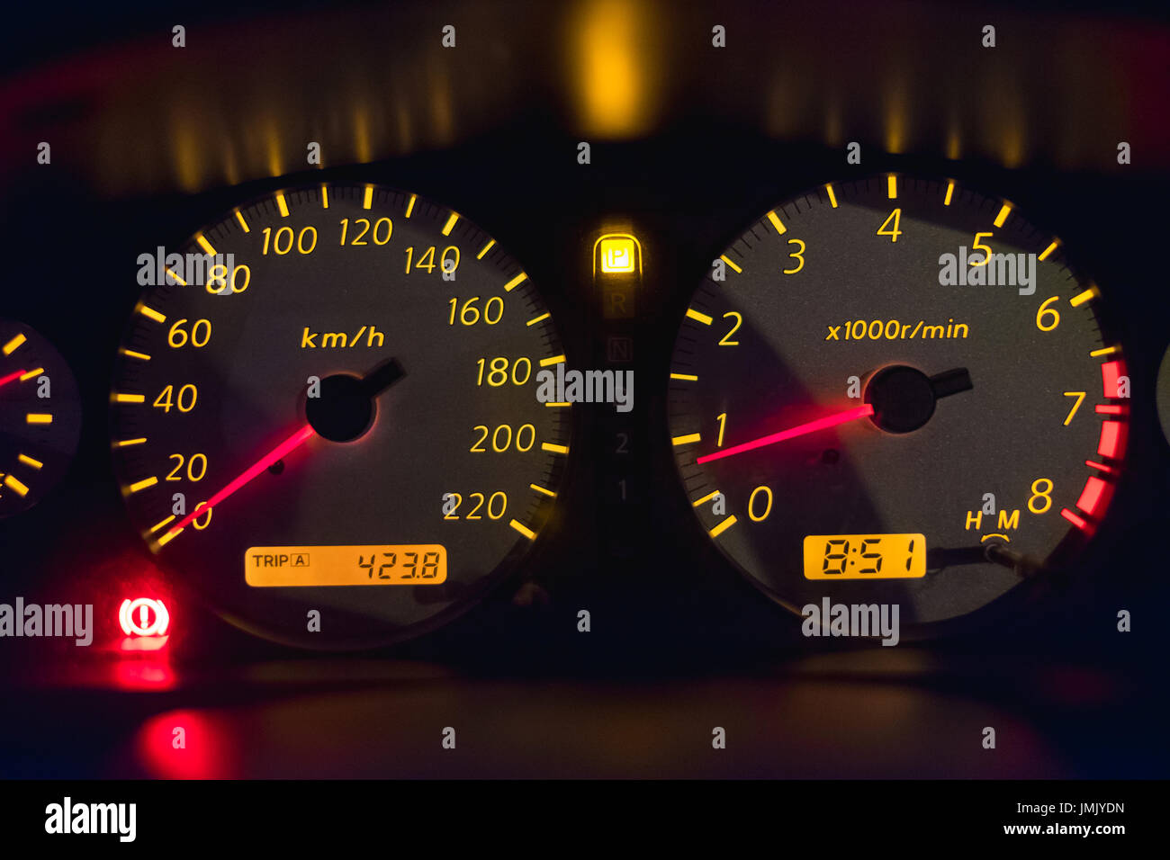 Auto-Instrumententafel, die den Auto Tacho, Armaturenbrett mit Licht ...
