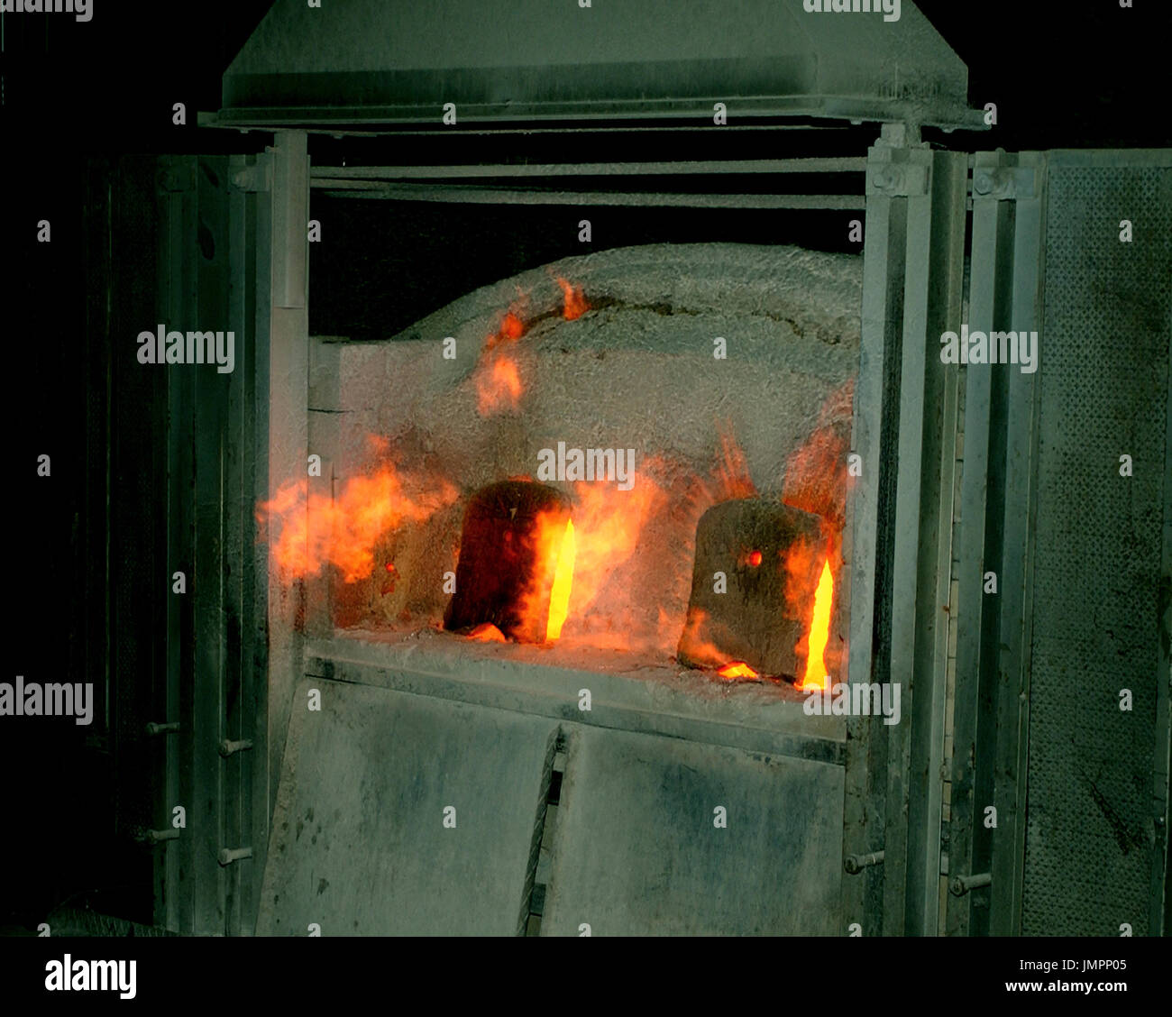 Murano, Italien - 25. März 2006--Feuer entkommt aus einem Hochofen ...