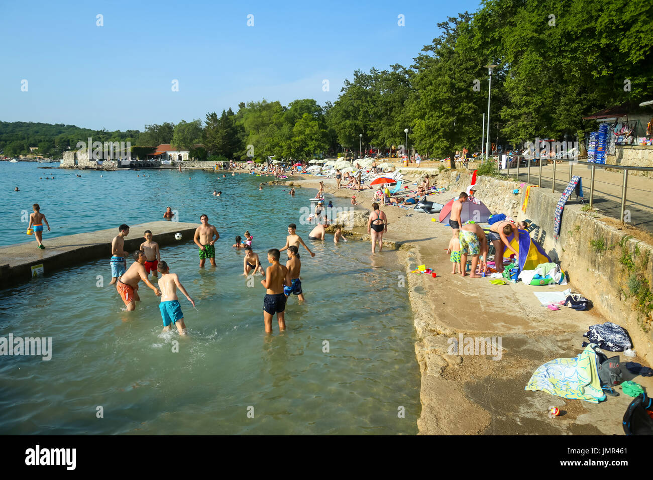 Teenager am strand sonnenbaden -Fotos und -Bildmaterial in hoher ...