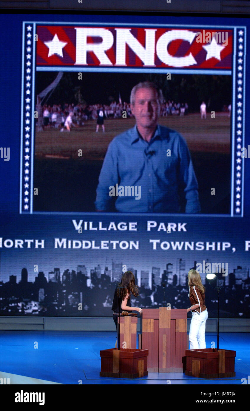 New York, NY - 31. August 2004--Jenna und Barbara Bush ...