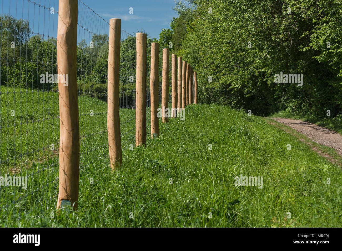 Zaun aus Weide für Pferde oder Kühe Stockfotografie - Alamy