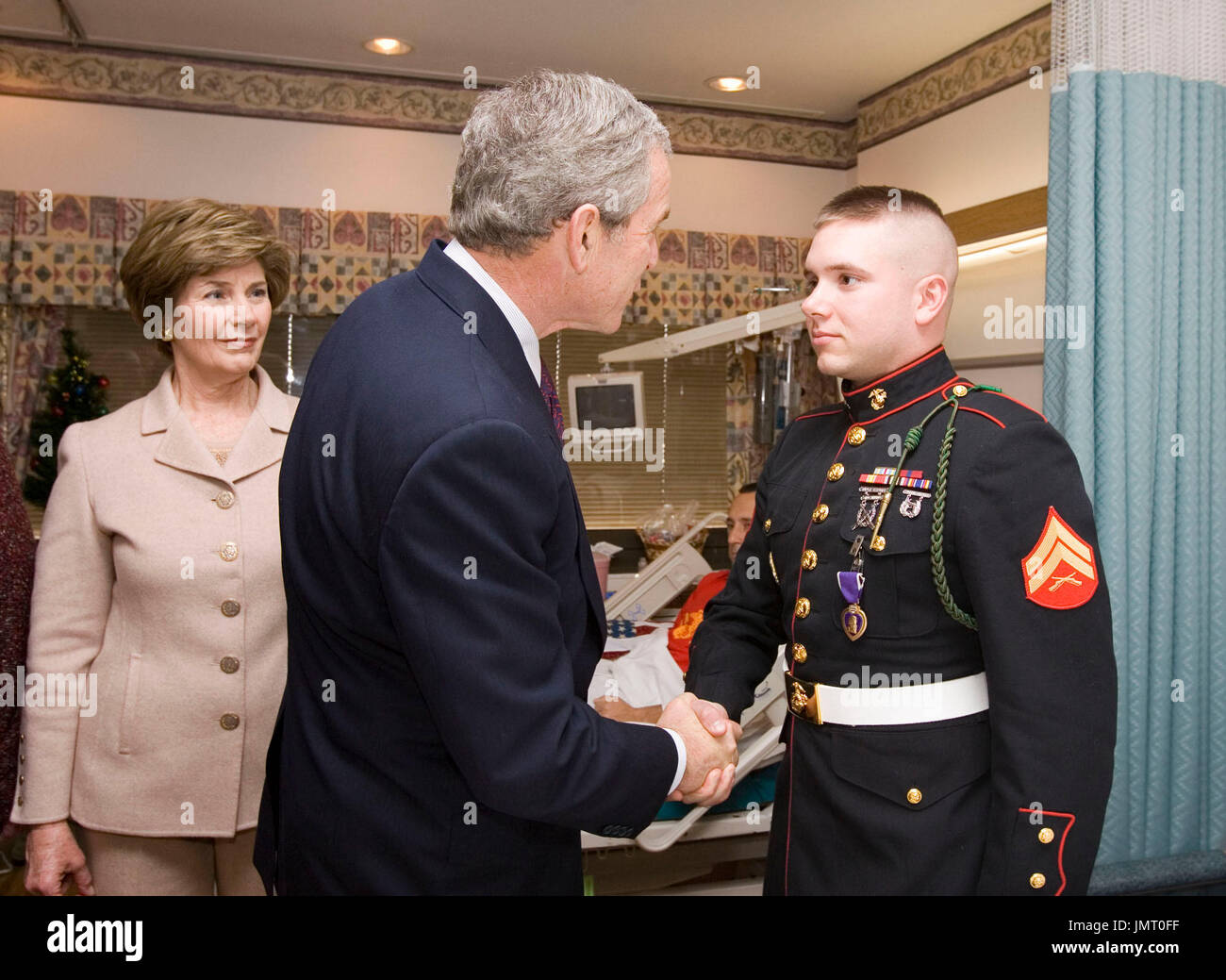 Bethesda, MD - 21. Dezember 2005--US-Präsident George W. Bush schüttelt ...