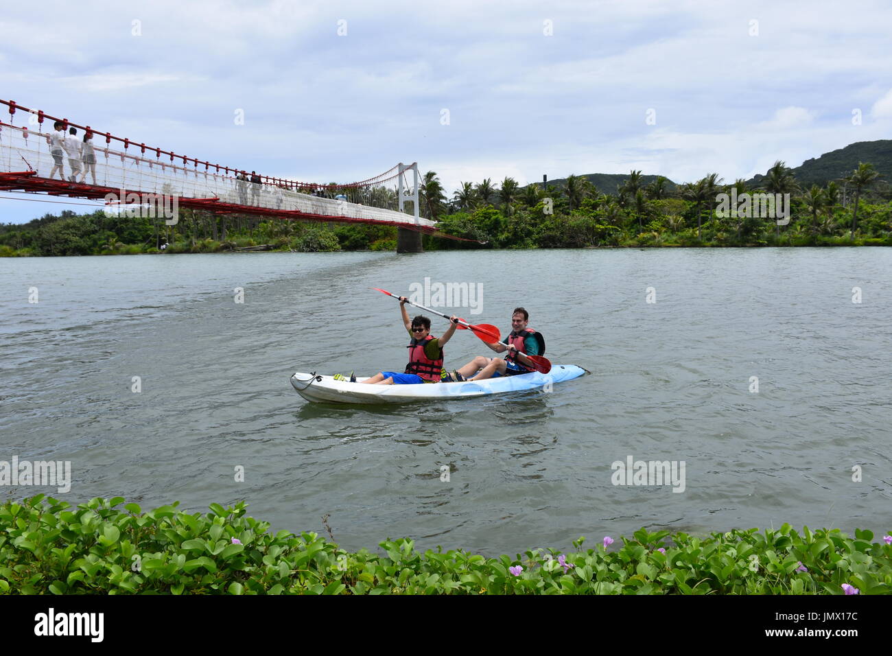 Mein Mann und Sohn Kanufahren auf einem See-Steckdose in der Nähe, die ...