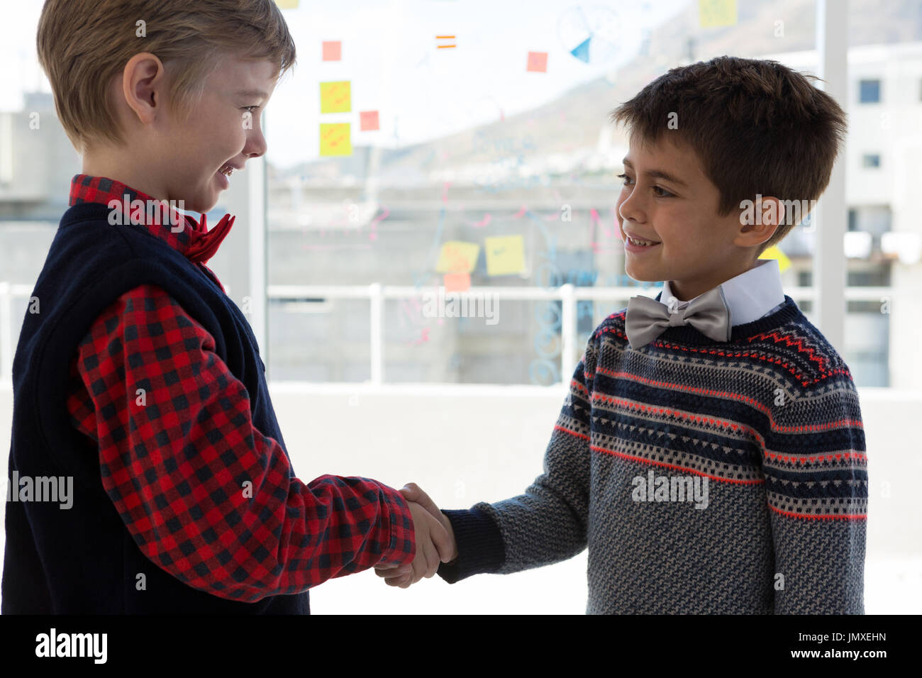 Kids Shaking Hands Stockfotos und -bilder Kaufen - Alamy