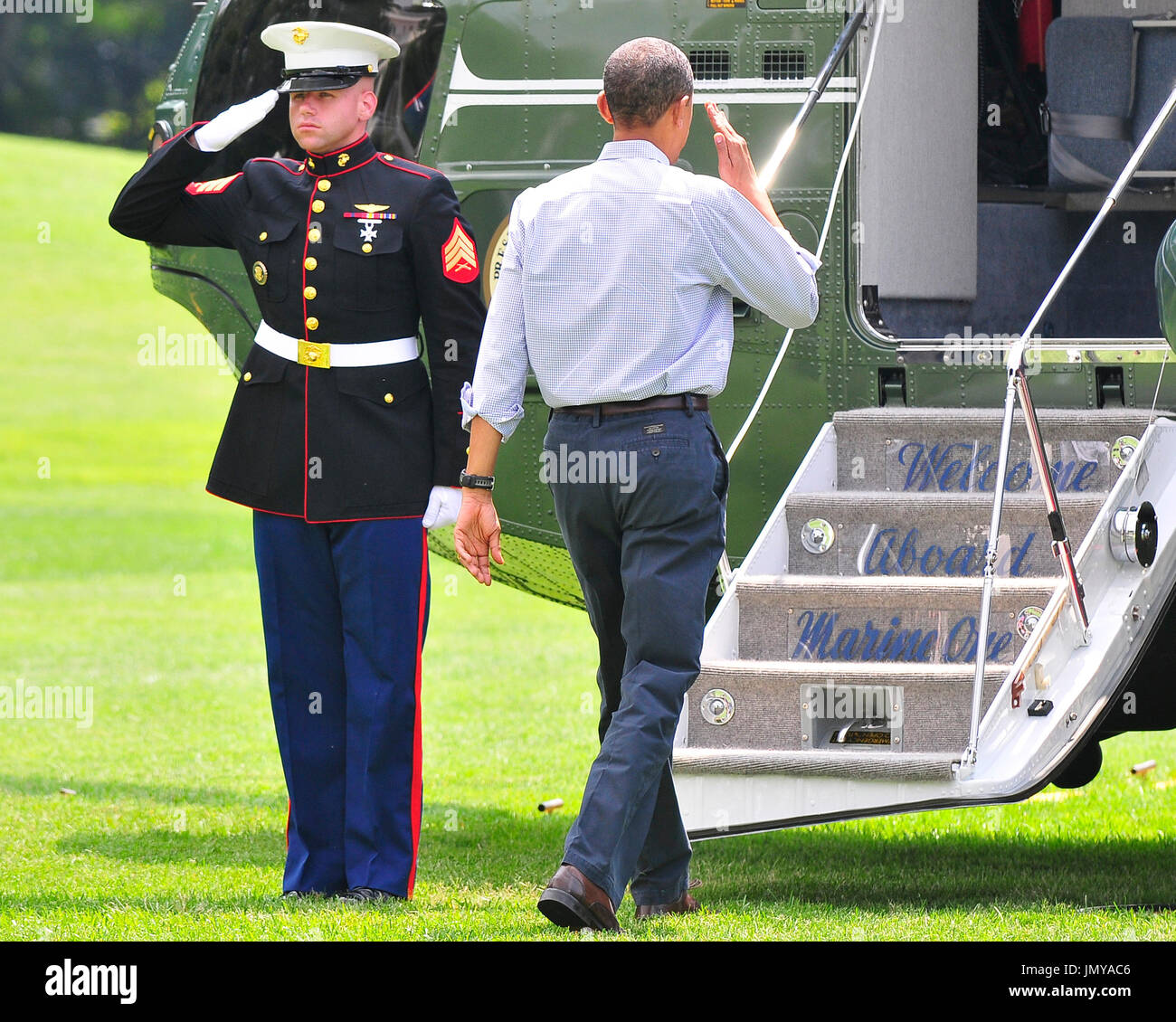 US-Präsident Barack Obama begrüßt die Marine Guard wie er Marine 1 zunächst seinen Sommerurlaub ...