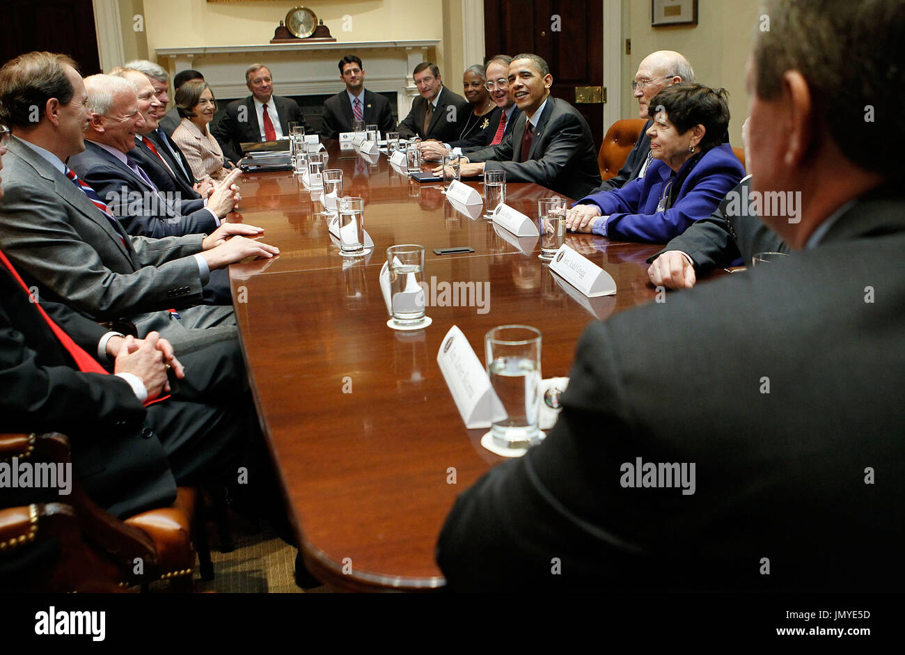US-Präsident Barack Obama spricht, wie er Mitglieder der ...