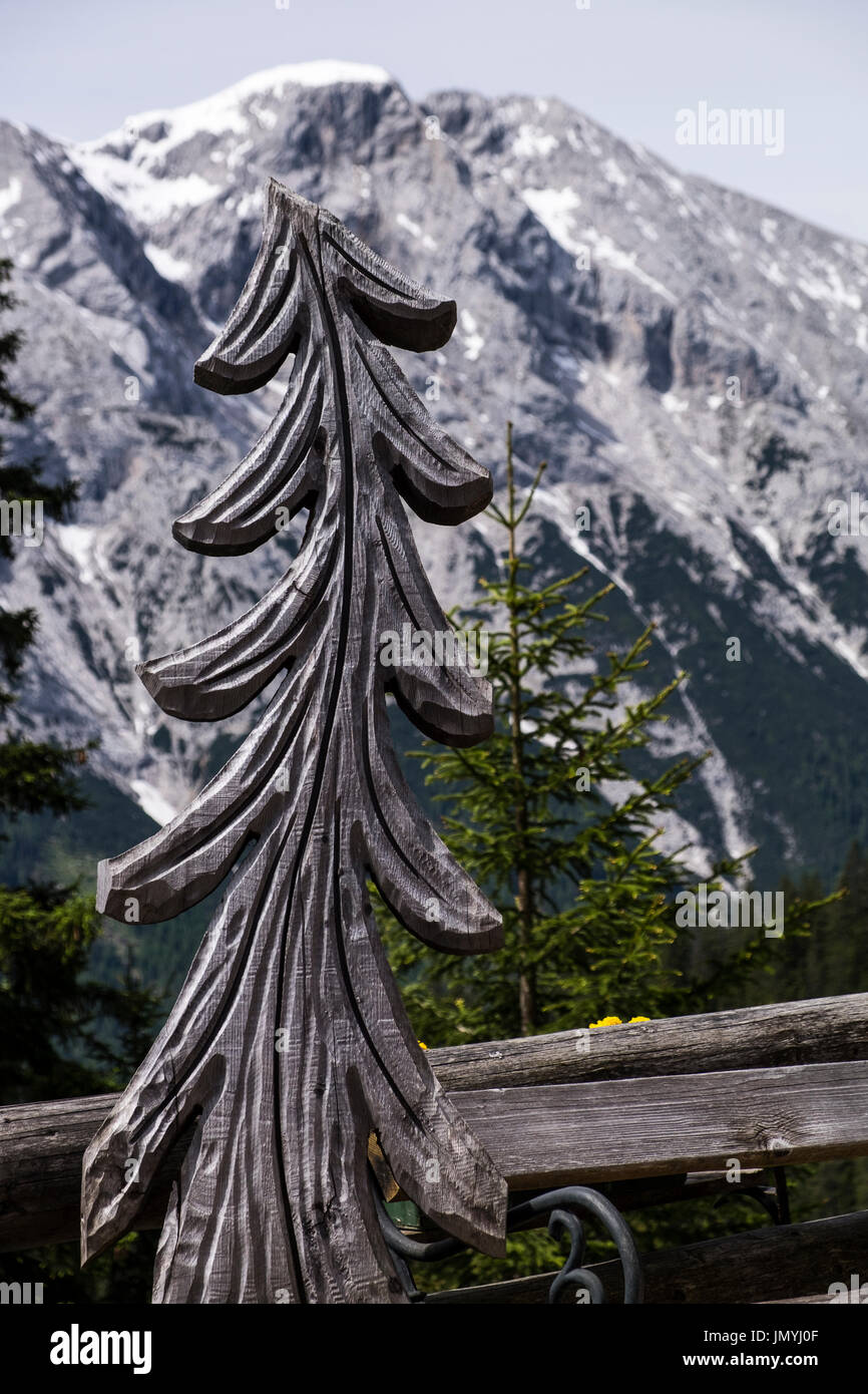 Holzschnitzerei in der Form eines Tannenbaums am Wetterstein Hütte über ...