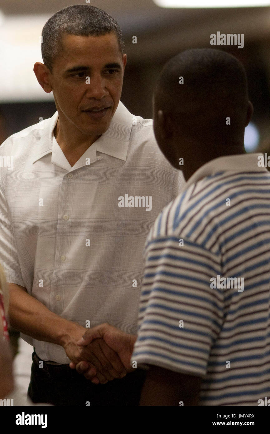 US-Präsident Barack Obama begrüßt Mitglieder des US-Militärs und ihrer ...