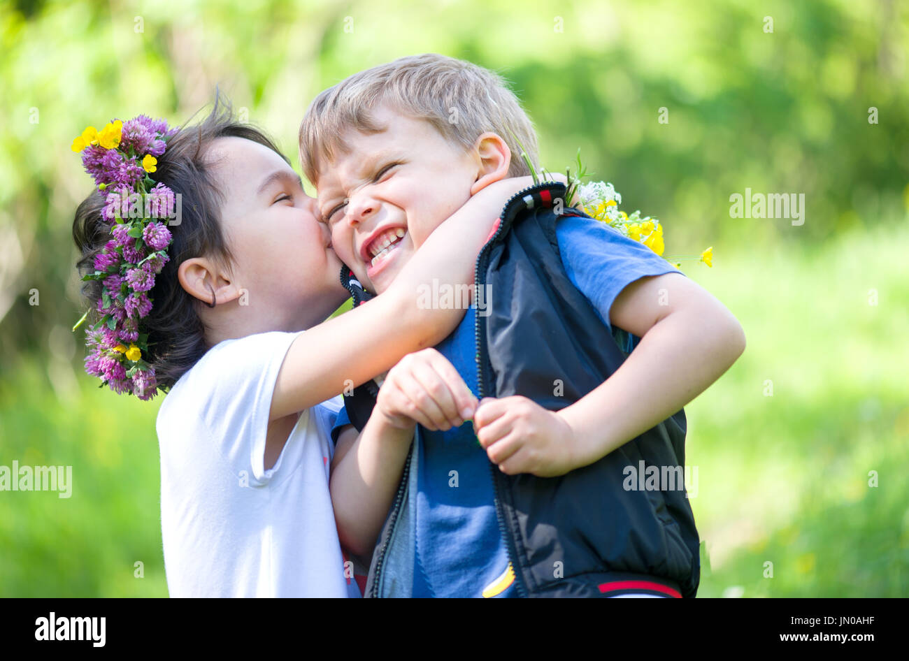 Kleines Mädchen Küssen Einen Kleiner Junge Stockfotografie Alamy