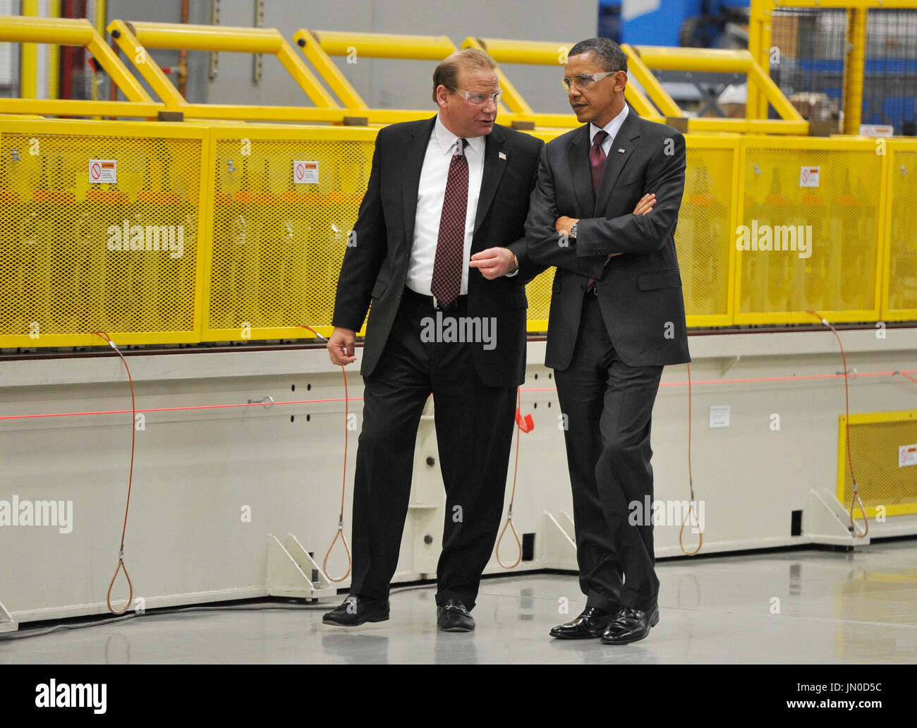 United States President Barack Obama (R) Touren Orion Energy Systems ...