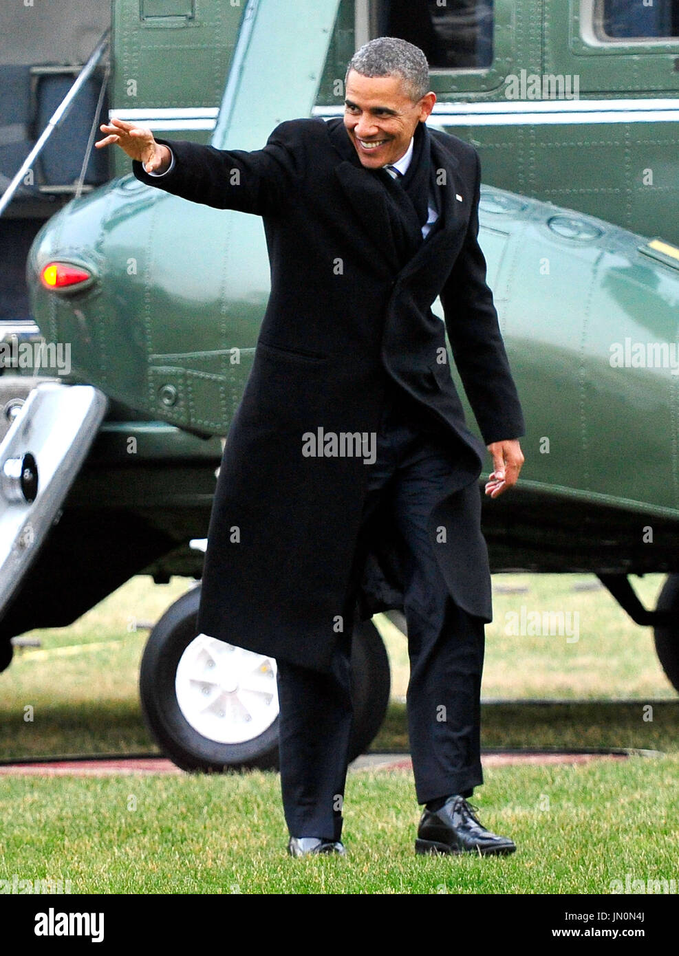 US-Präsident Barack Obama Wellen an die Fans, wie er auf dem South Lawn ...