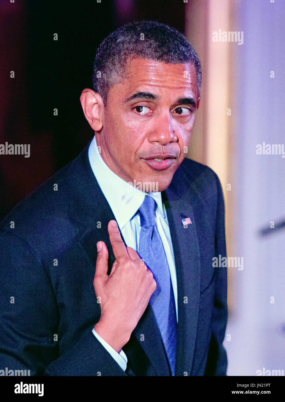 US-Präsident Barack Obama erklärt den Lippenstift am Kragen, denn er ...