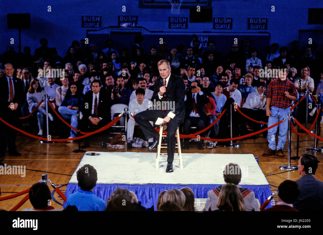 Präsident der Vereinigten Staaten George H.W. Bush moderiert 'Fragen ...