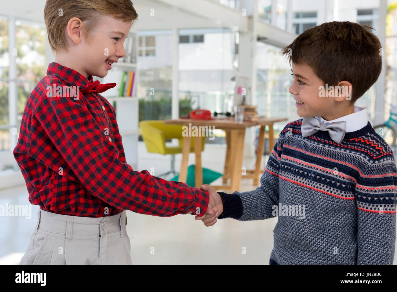 Kids shaking hands -Fotos und -Bildmaterial in hoher Auflösung – Alamy