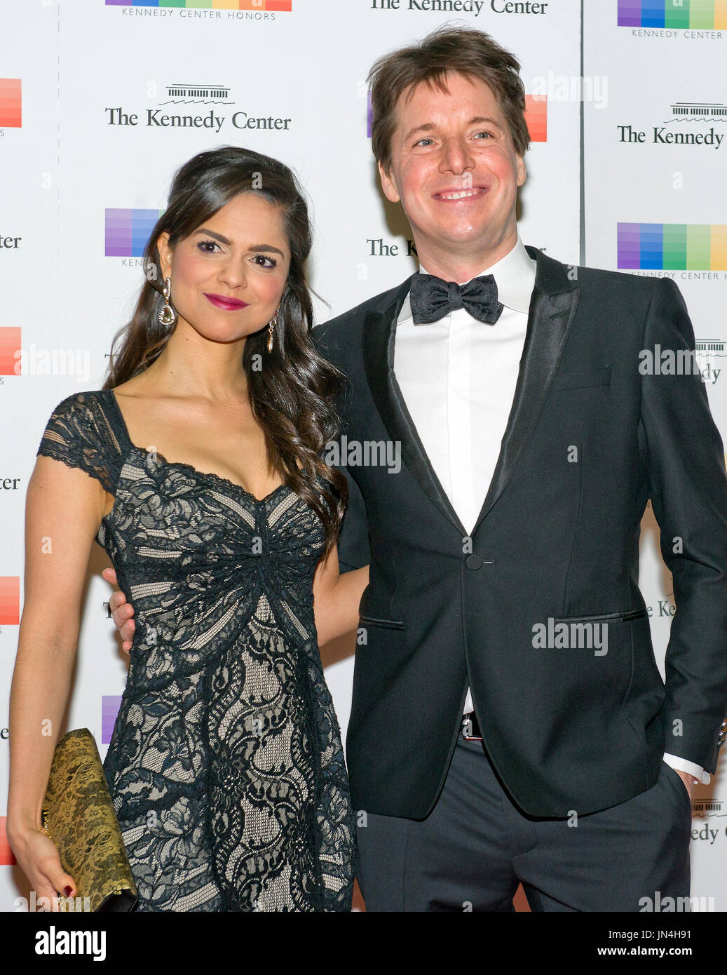 Joshua Bell und Gast kommen für die formale Künstlerin Abendessen zu ...