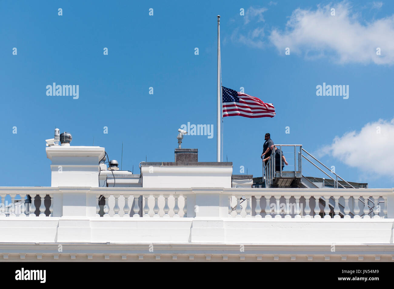 Weiße Haus Personal lassen das Dach nach dem Absenken der Flagge halbe ...