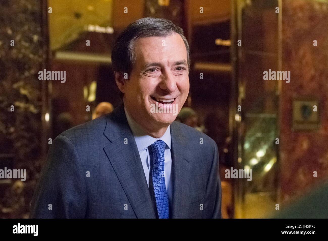 Fox News Host Howard Kurtz spricht mit den Werkseinnstellung die Lobby ...