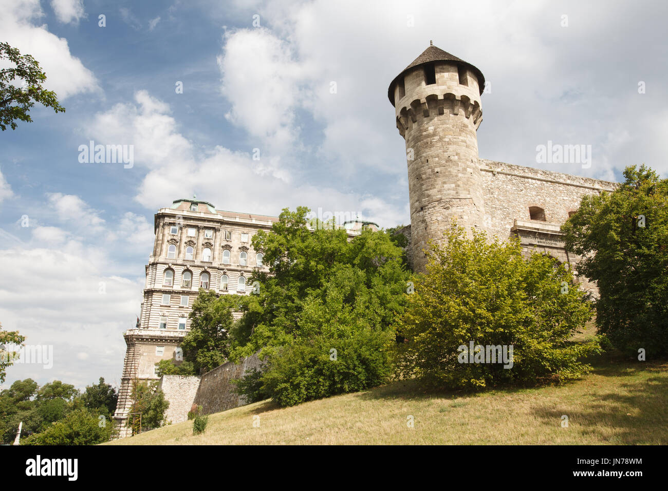 Mace-Turm und eine mittelalterliche Festung in der Budaer Burg in ...