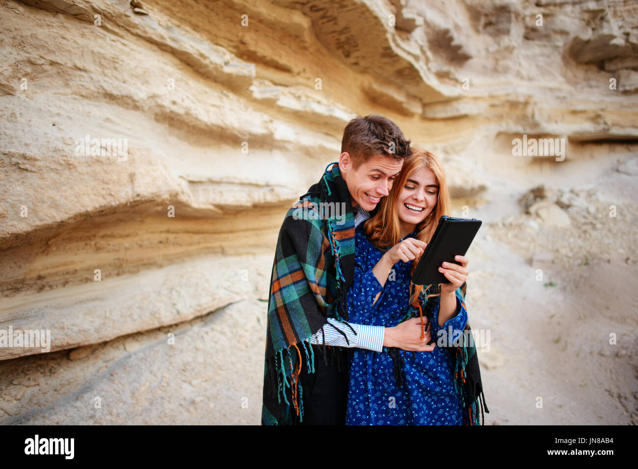 Schöne Frau und gut aussehender Mann in eine Decke gehüllt. Sie sind ...