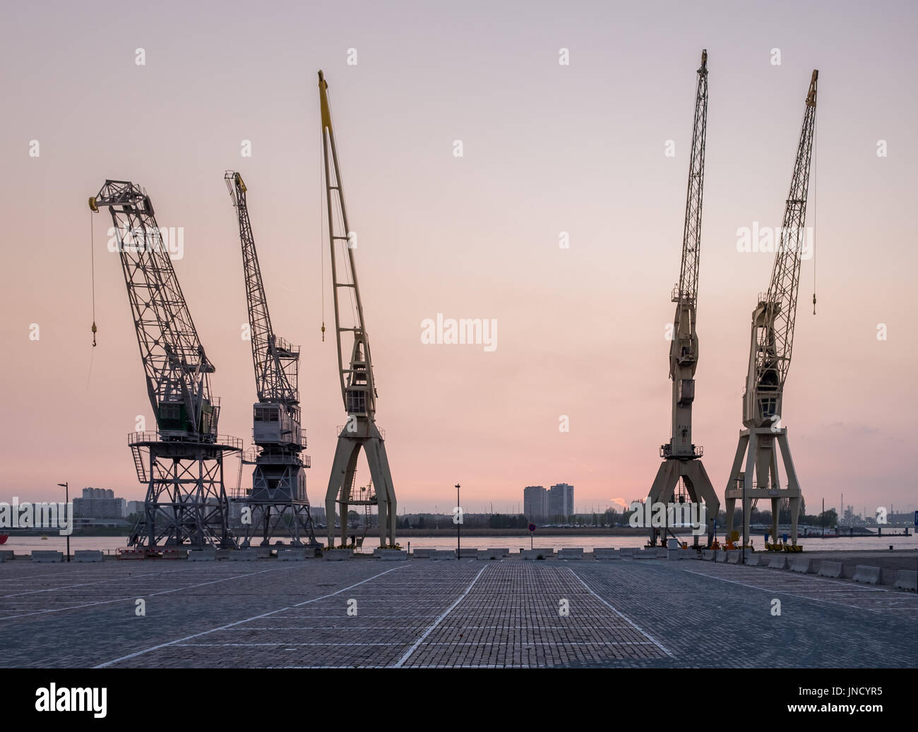 Alte hafenkräne im hafen von antwerpen -Fotos und -Bildmaterial in hoher Auflösung - Seite 2 - Alamy