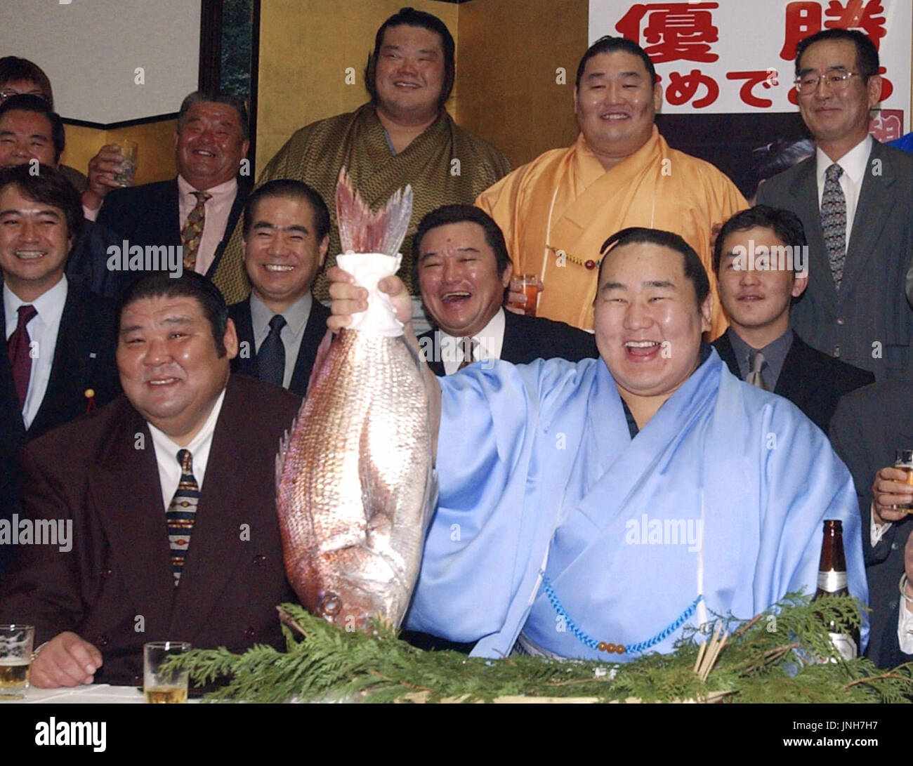 FUKUOKA, Japan - Ozeki Asashoryu (R) hält ein Sieger Dorade neben ...