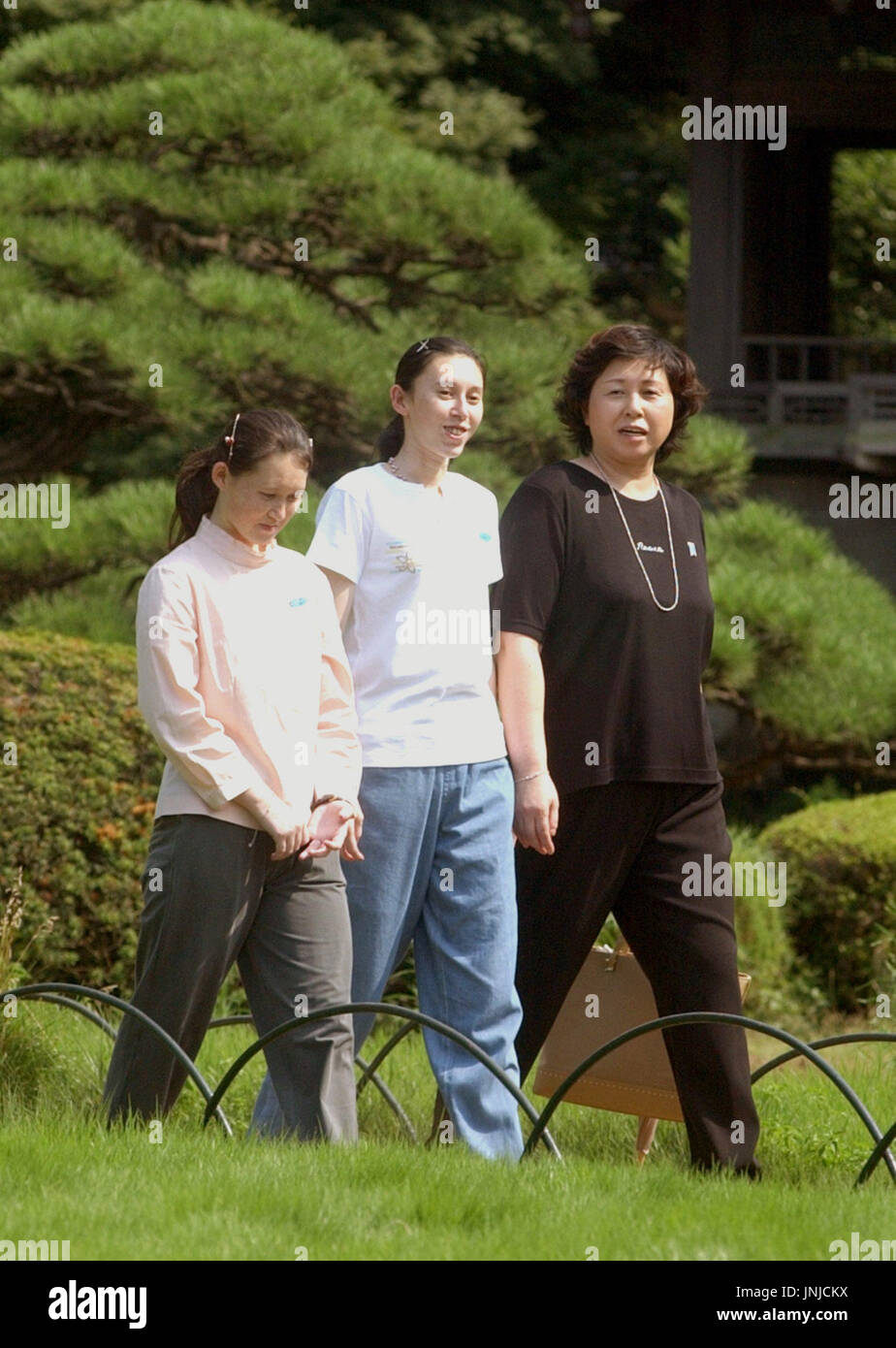 TOKYO, Japan - japanische entführte Hitomi Soga (R) zurückgeführt, und ihren zwei ...