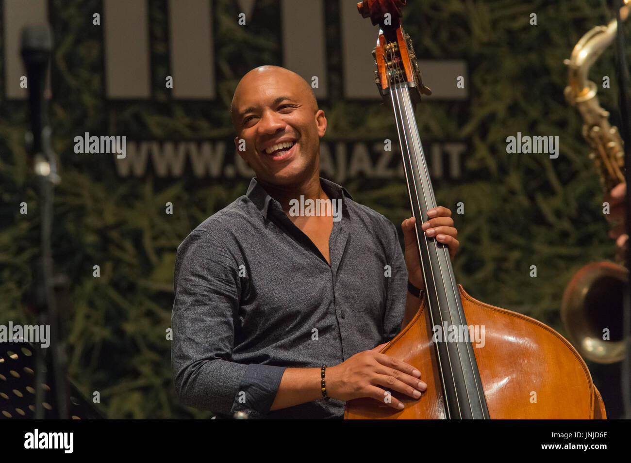 Reuben rogers am kontrabass -Fotos und -Bildmaterial in hoher Auflösung ...