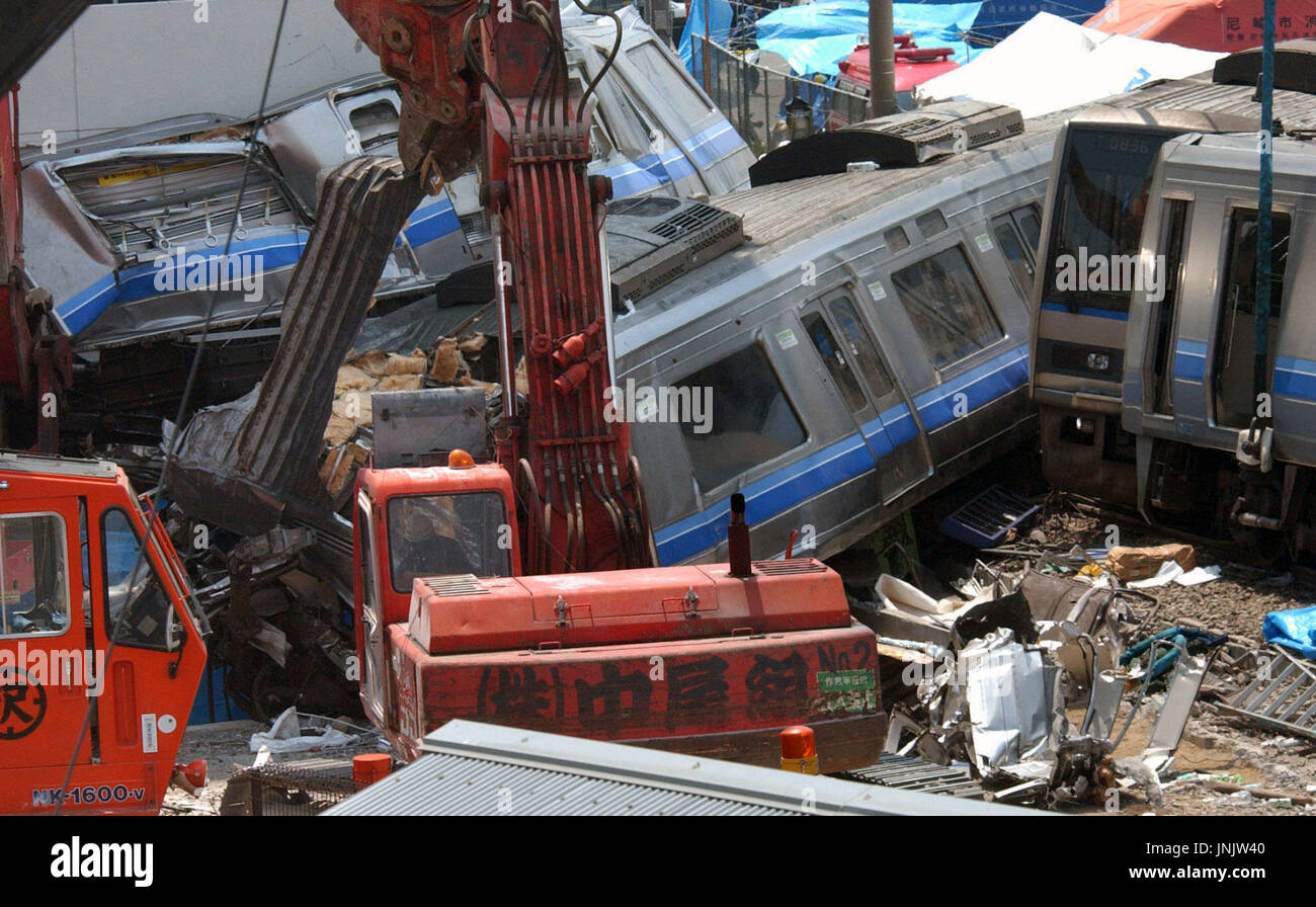 AMAGASAKI, Japan - Zug Autos an der Unfallstelle der 25 April Pendler Entgleisung auf West Japan ...