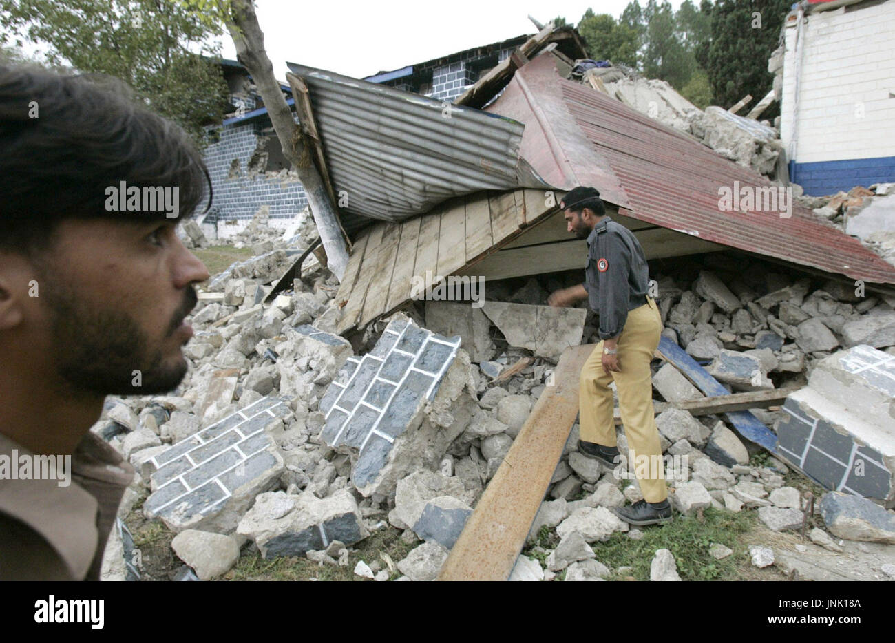 BATGRAM, Pakistan - schaut ein Bewohner die Trümmer von Gebäuden, die ...