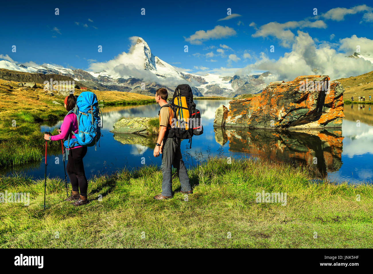 Wanderer paar rucksack alpen -Fotos und -Bildmaterial in hoher ...
