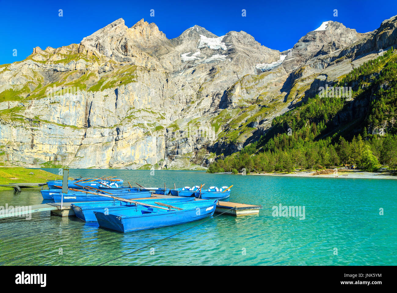 Erstaunlich, Alpensee und atemberaubende Berge mit blauen Boote ...
