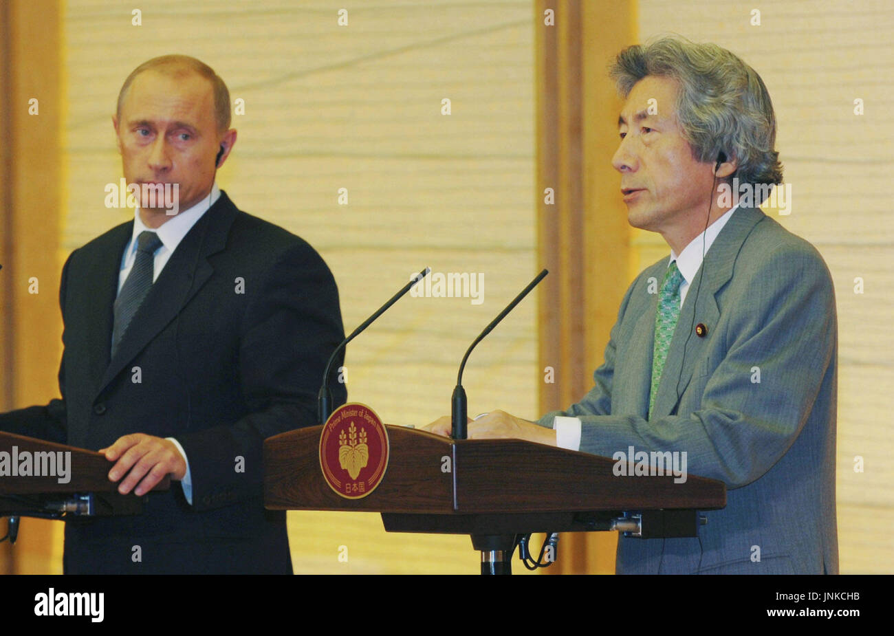 TOKYO, Japan - Japanese Prime Minister Junichiro Koizumi (R) spricht ...