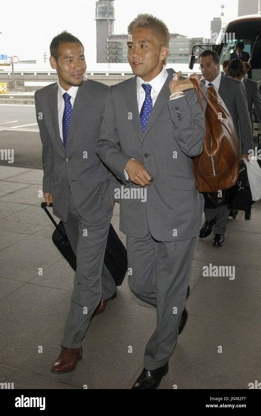 NARITA, Japan - Japan Stürmer Naohiro Takahara (L) und ...