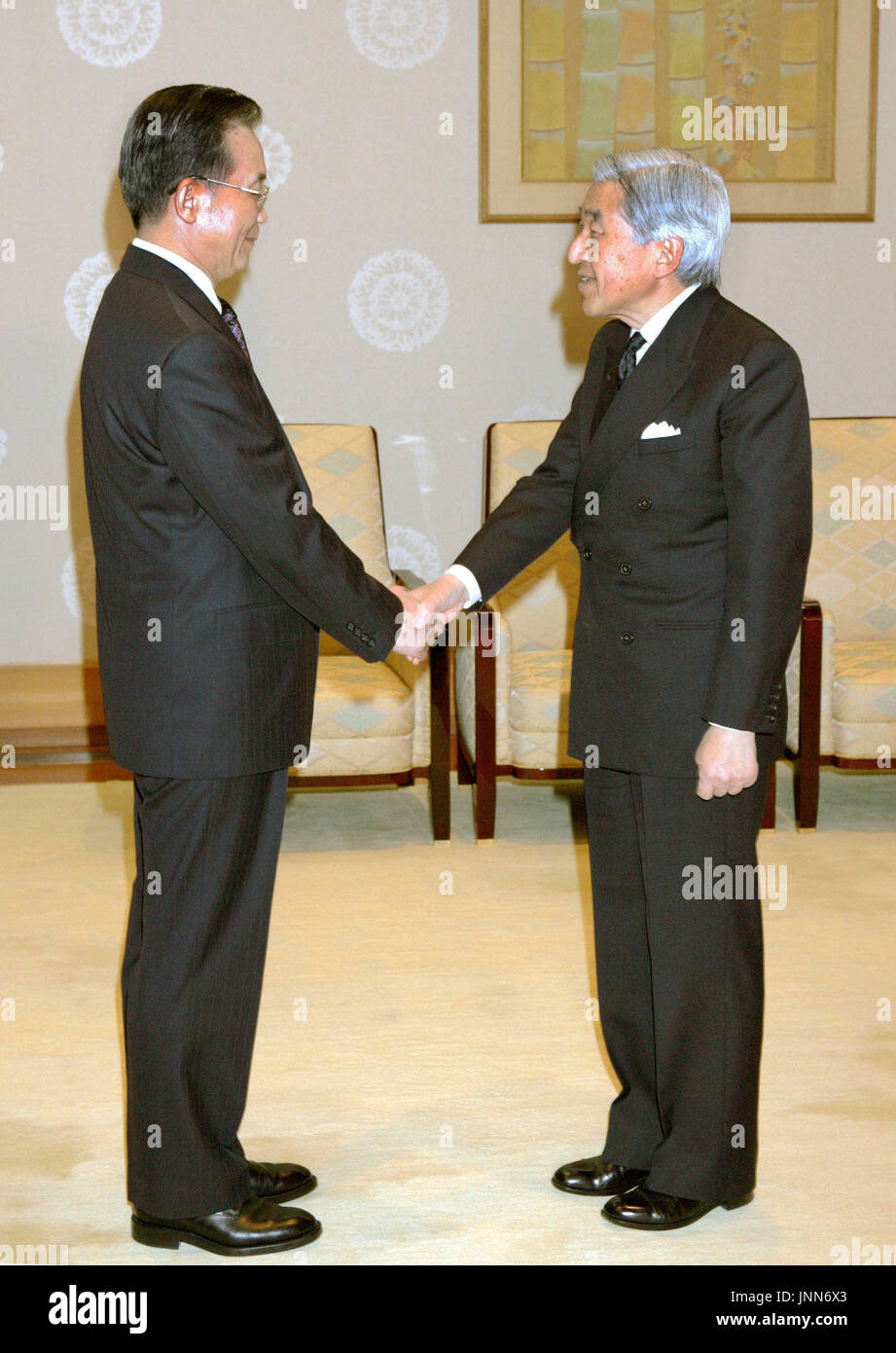 TOKYO, Japan - Besuch chinesischen Premier Wen Jiabao (L) wird von der ...