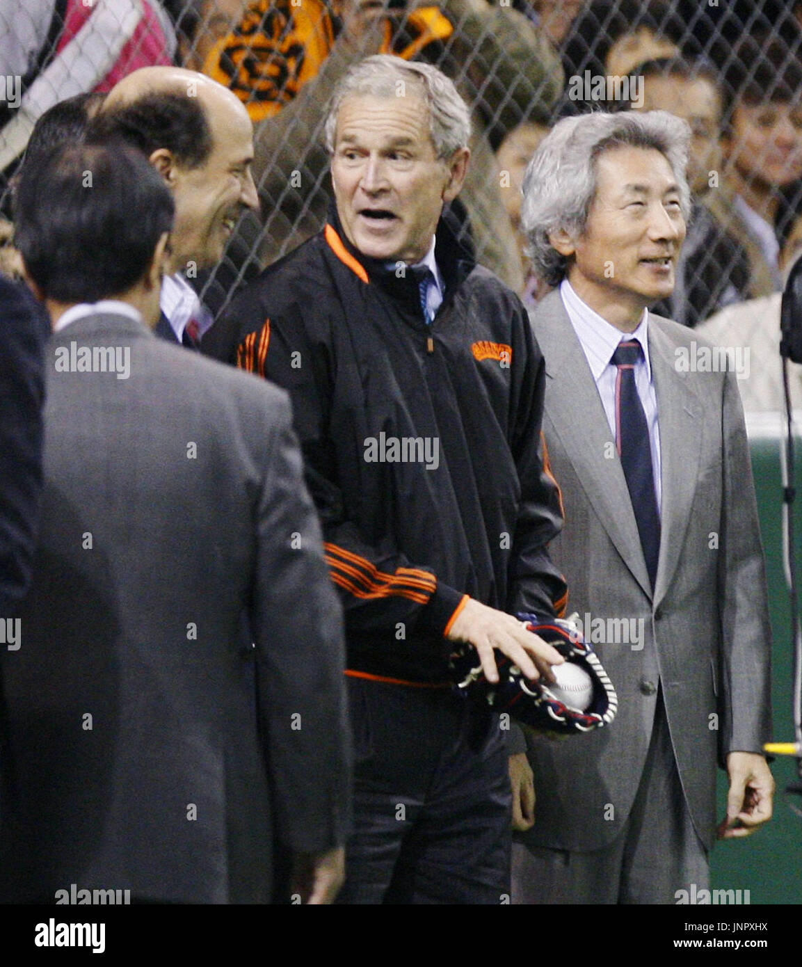TOKYO, Japan - Former U.S. President George W. Bush (C) und ehemalige ...