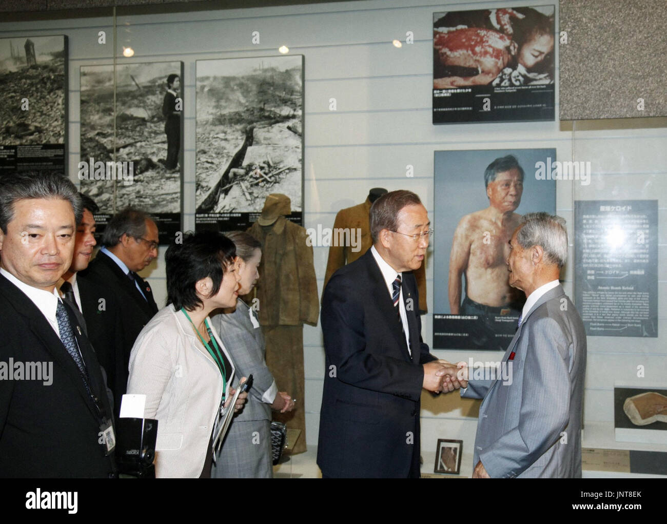 NAGASAKI, Japan - U.N. Secretary General Ban Ki Moon (C) schüttelt ...