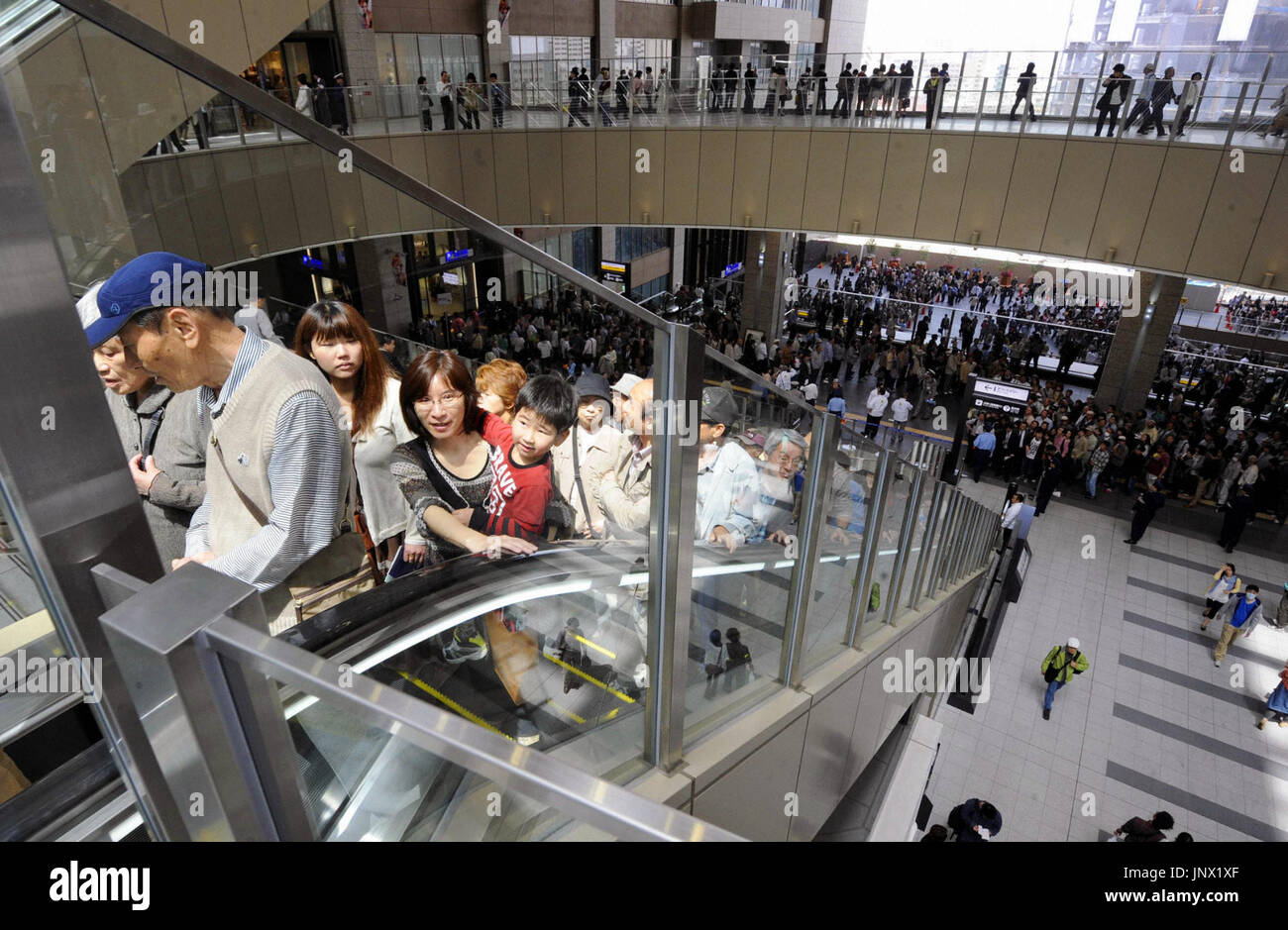 OSAKA, Japan - Besucher betreten Osaka Station City, einem kommerziellen Komplex bestehend aus ...