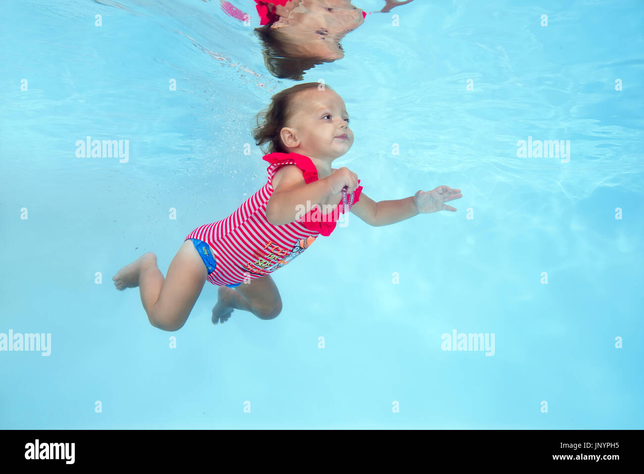 Frau schwimmt im pool unter wasser -Fotos und -Bildmaterial in hoher ...