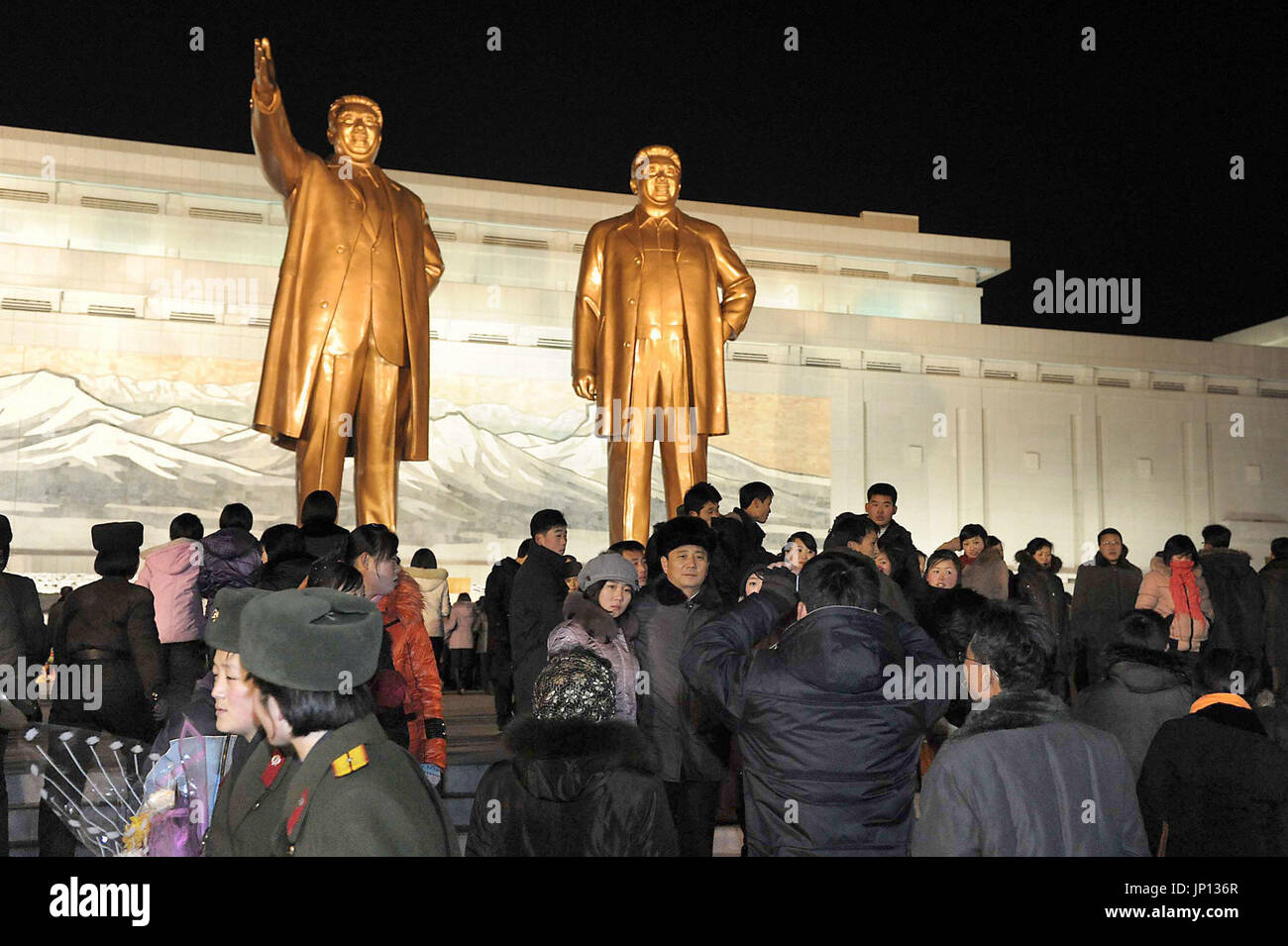 Pjöngjang, Nordkorea - Personen besuchen Mansudae Hill in Pjöngjang für Silvester am 31 ...