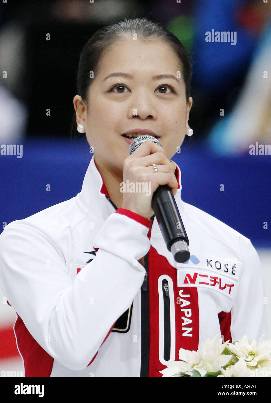 SAITAMA, Japan - japanische Eiskunstläuferin Akiko Suzuki spricht Fans in Saitama Super Arena in ...