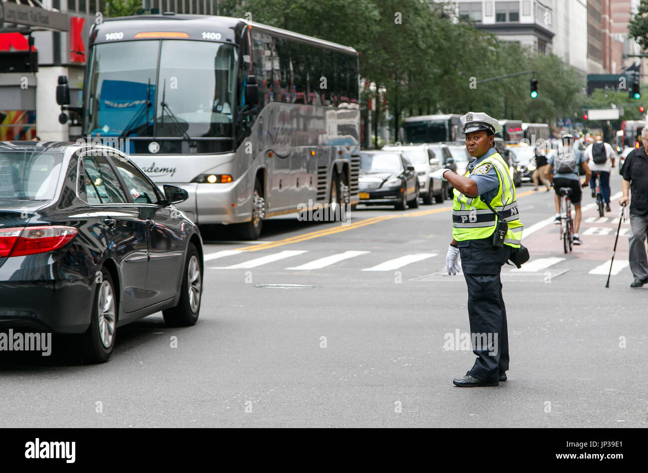 Traffic police woman -Fotos und -Bildmaterial in hoher Auflösung – Alamy