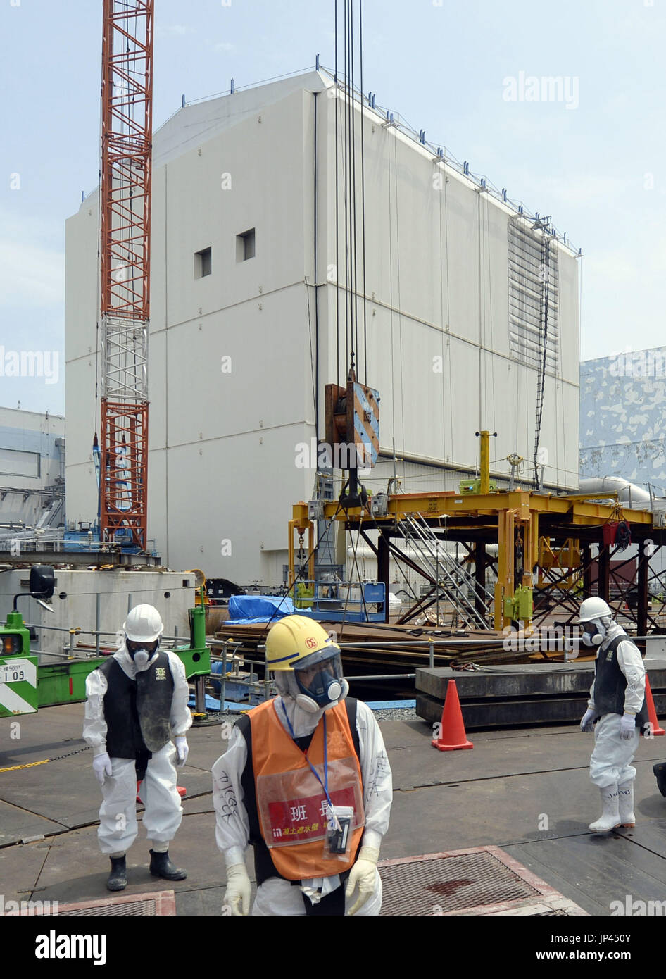 OKUMA, Japan - Arbeiter übernehmen Aufgaben rund um das Reaktorgebäude ...