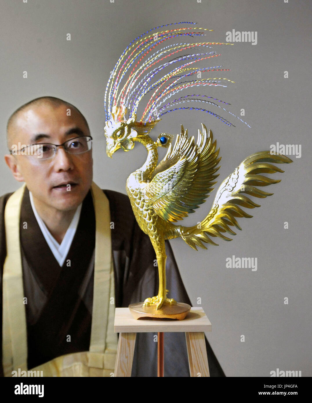 OSAKA, Japan - eine Miniatur einer Phoenix-Statue von Byodoin-Tempel ...