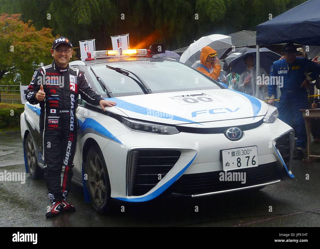 NAGOYA, Japan - Toyota Motor Corp. Präsident Akio Toyoda (L) steht der Autohersteller ...